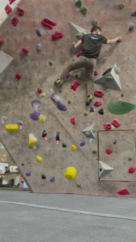 Red Circuit v5 - Bridges Rock Gym Bouldering - Watch Beta Videos