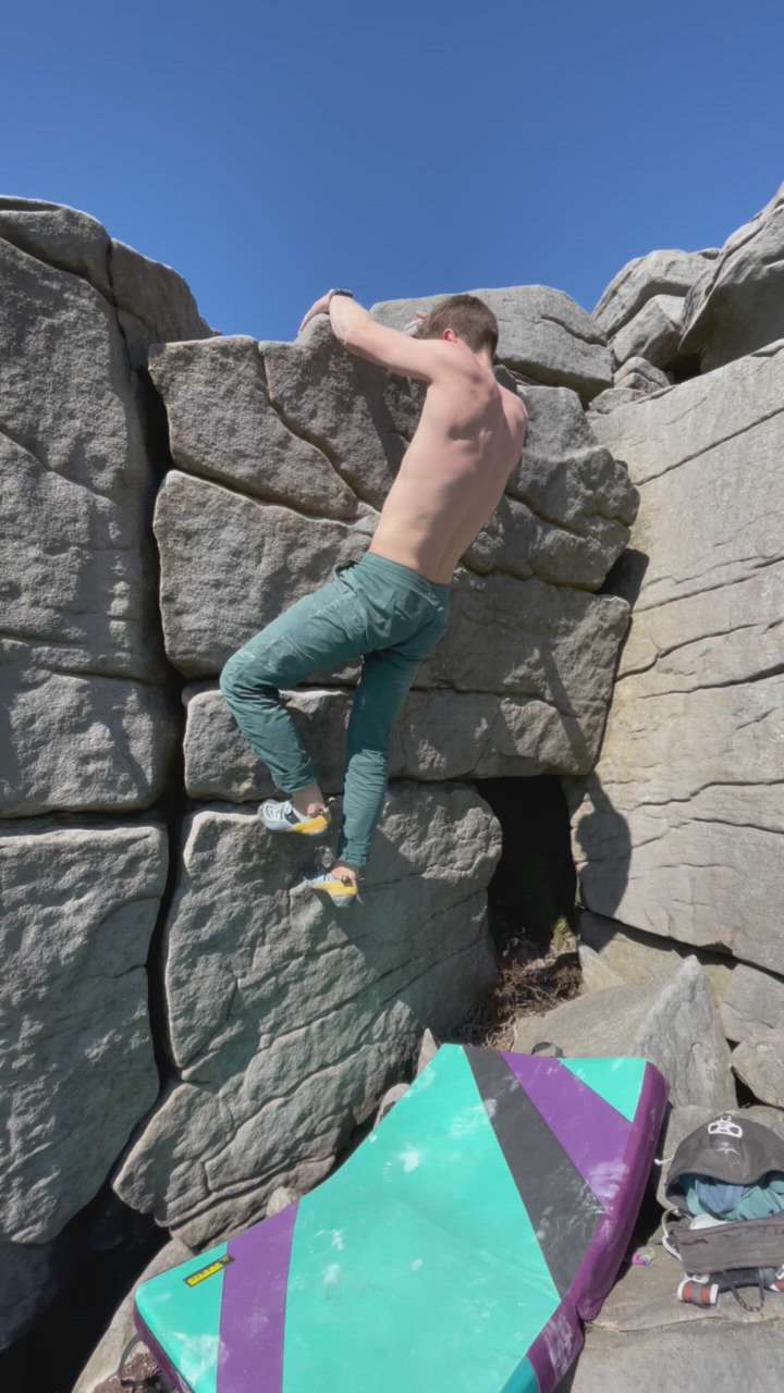Hound Of The Far Side v2 - The Gully Boulders, Windy Clough Bouldering ...