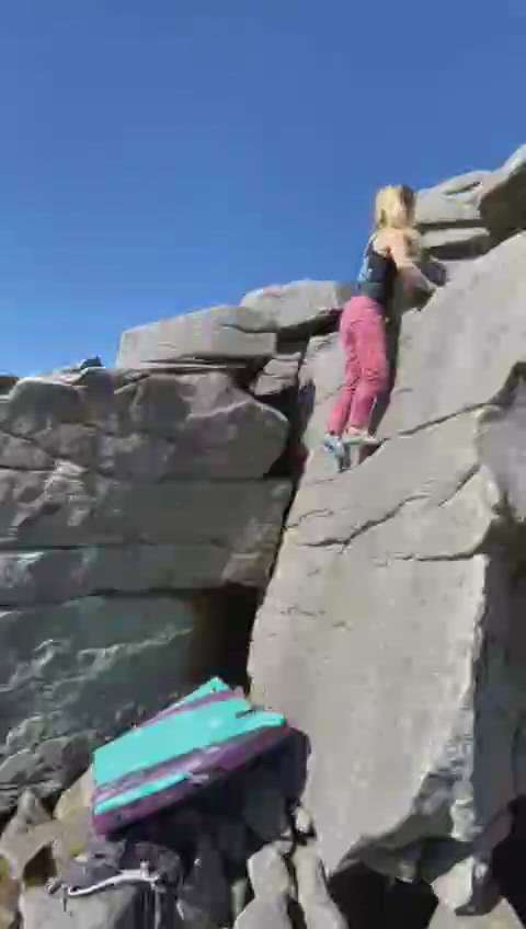 Hound Of The Far Side v2 - The Gully Boulders, Windy Clough Bouldering - Watch Beta Videos