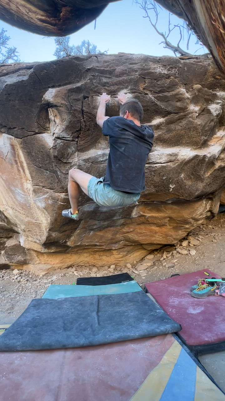 Scrawny & Brawny v8 - Right Fork, Joe's Valley Bouldering - Watch Beta Videos
