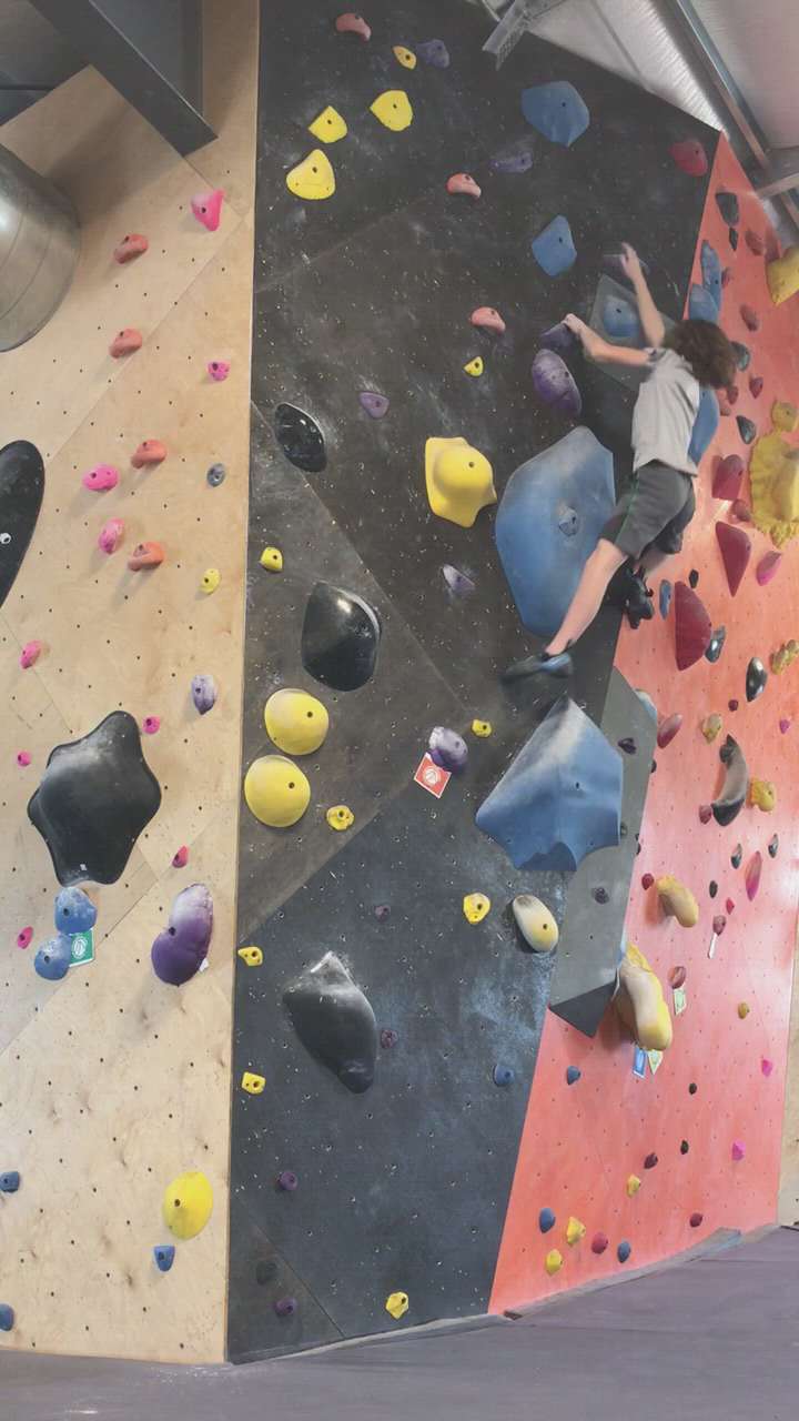 Purple v3 - Übergrippen Indoor Climbing Crag Bouldering - Watch Beta Videos