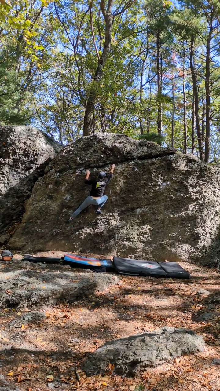 Cobble v0 - Alcove Area, Hammond Pond Bouldering - Watch Beta Videos