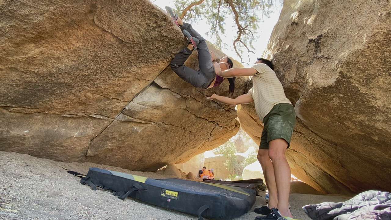 Yabo Roof Traverse v4 - Hidden Valley, Joshua Tree Bouldering - Watch ...