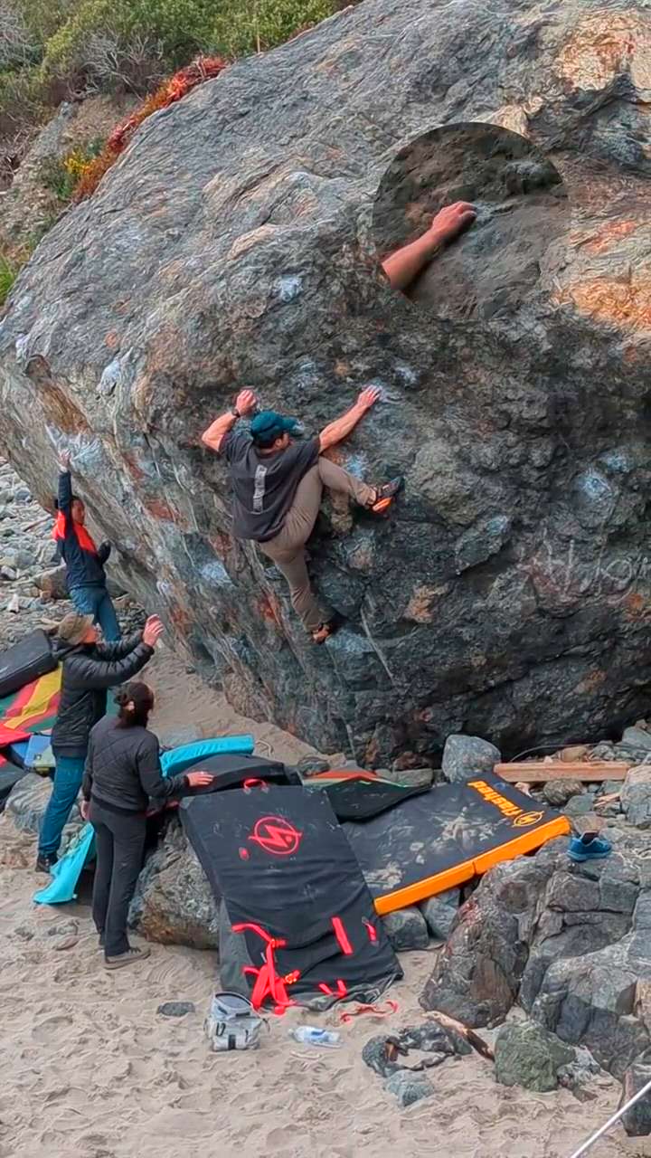 Smiley Face Sit v6 - Stinson Beach Boulders, Stinson Beach Bouldering ...