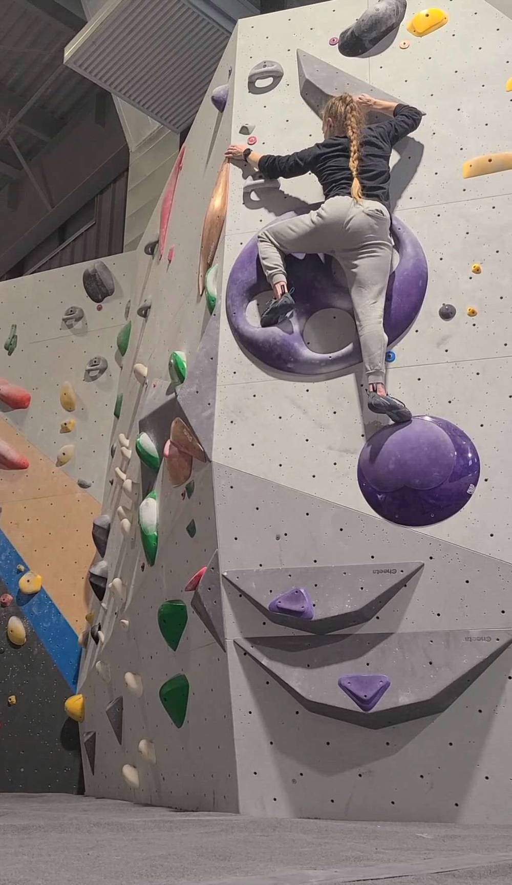 Purple v4 - Movement Grapevine Bouldering - Watch Beta Videos
