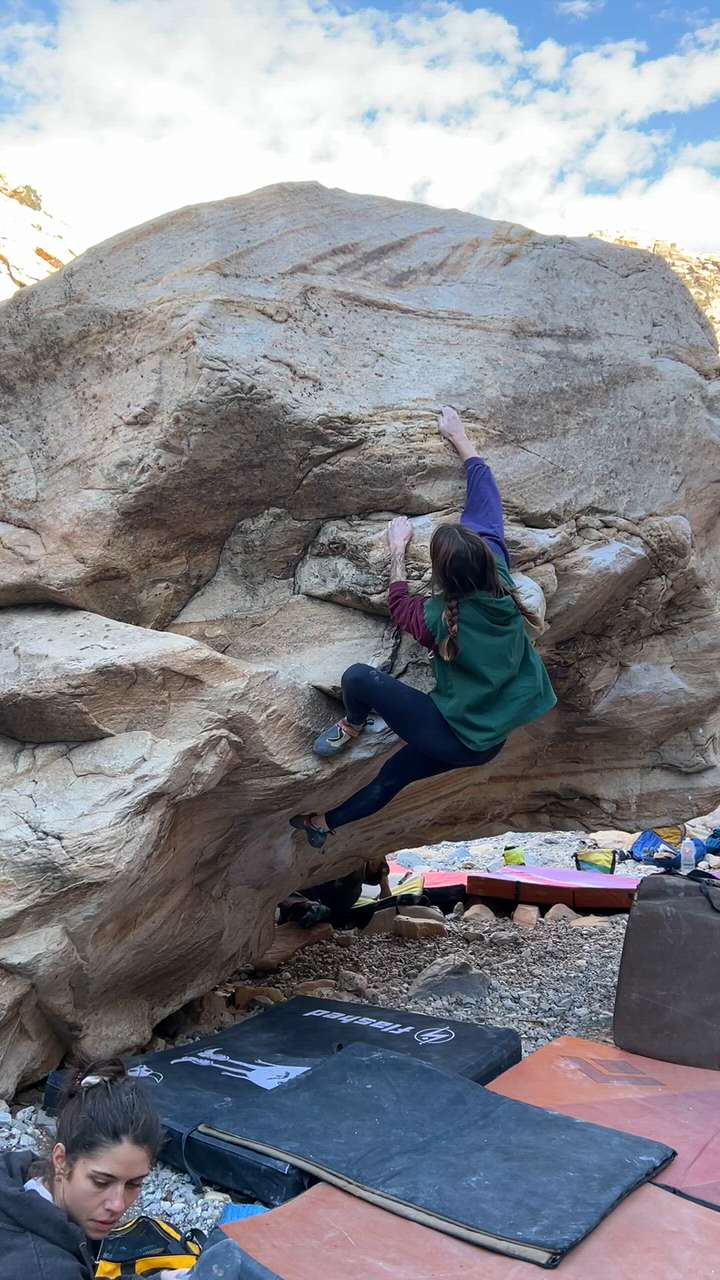 Ride the White Horse - center v4 - Willow Springs, Red Rock Bouldering ...