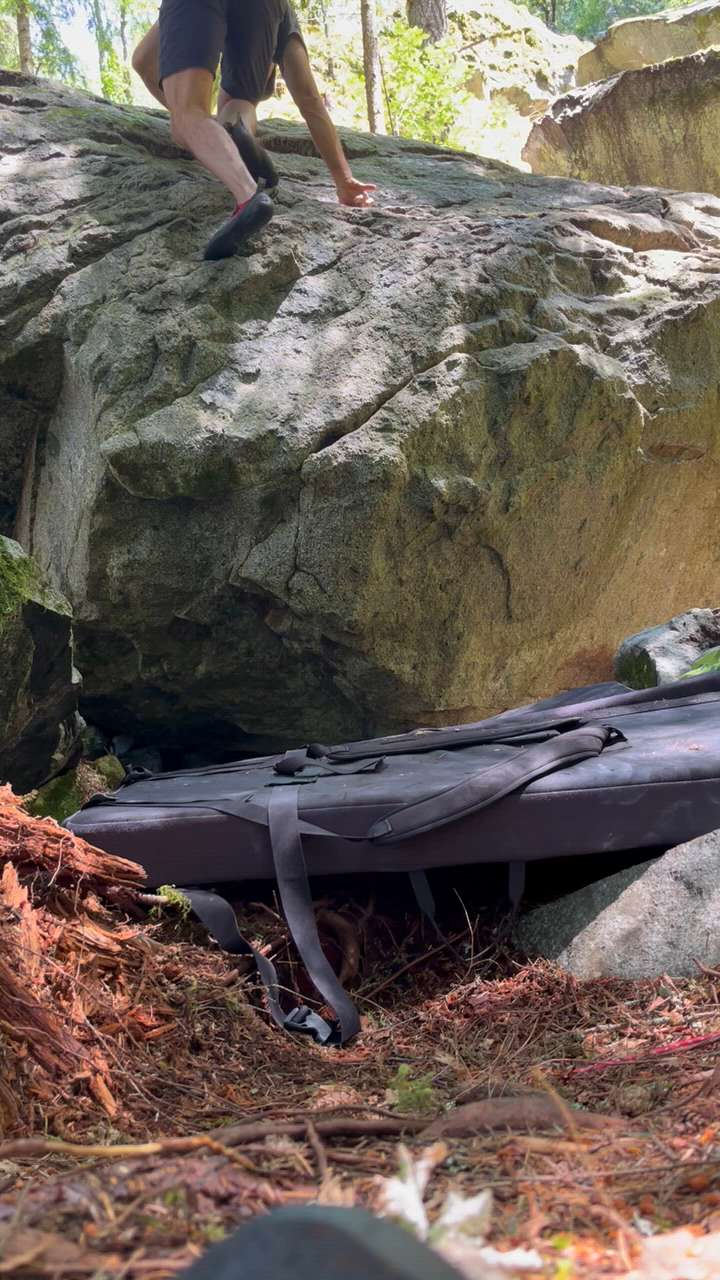 Dabbler Smurf v1 - The Portal, Squamish Bouldering - Watch Beta Videos