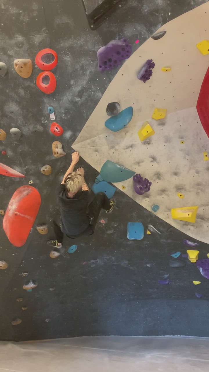 Black v3 - Climb So iLL at the Power Plant Bouldering - Watch Beta Videos