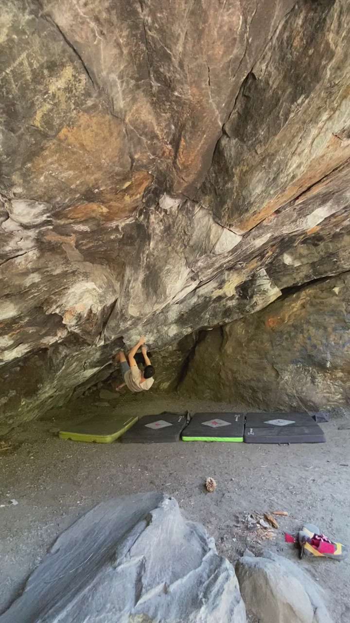 Schist Cave Right v5, Leavenworth - KAYA | The Climber's App