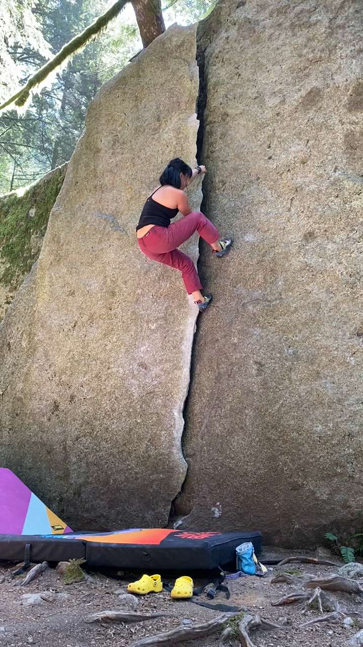 Detached Flake v1 - North Walls, Squamish Bouldering - Watch Beta Videos