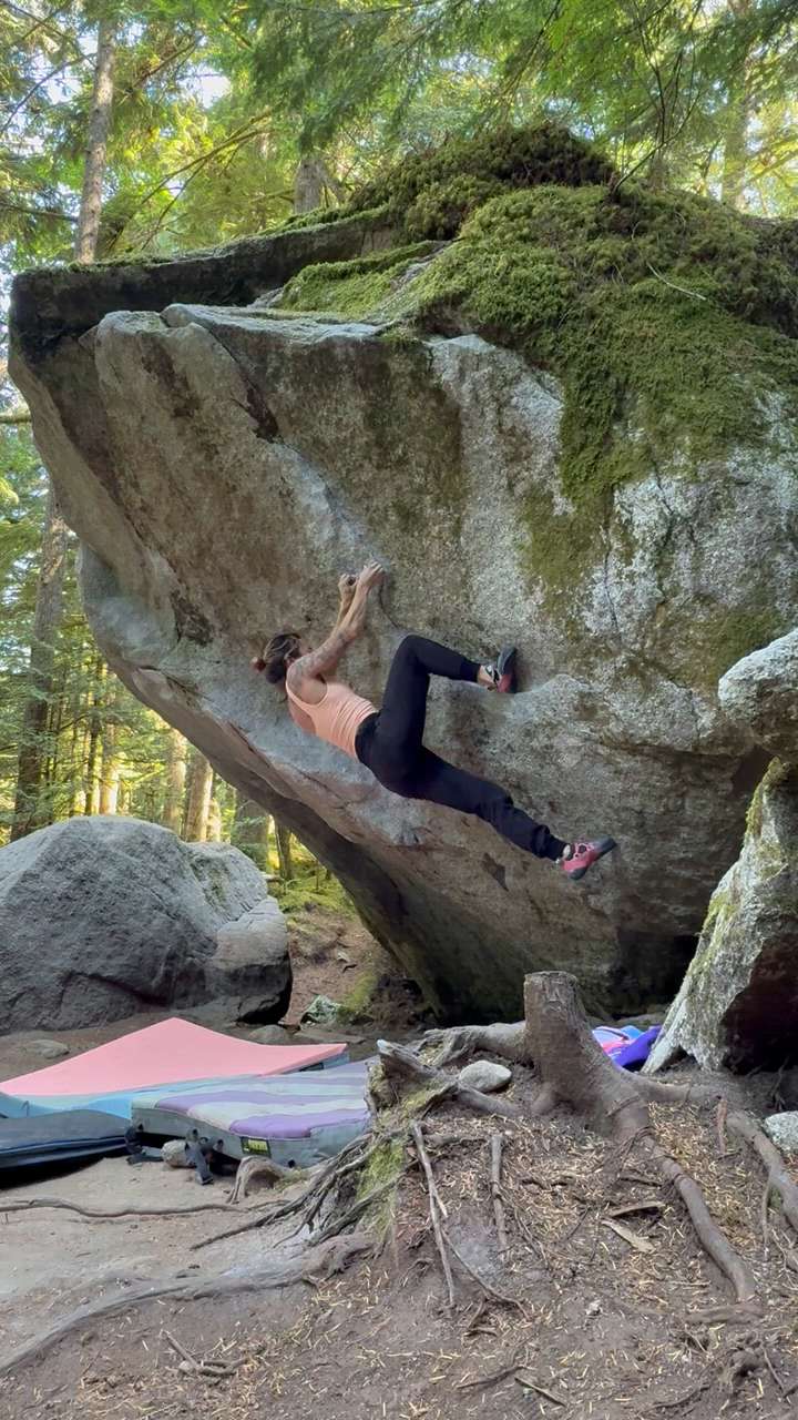 The Big Scoop Low v6 - Grand Wall, Squamish Bouldering - Watch Beta Videos