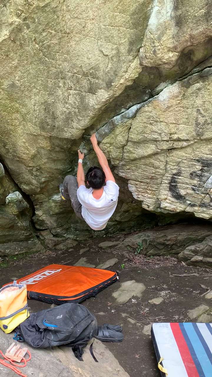The Pond Cave Traverse v4 - Pond Cave, Lincoln Woods Bouldering - Watch ...
