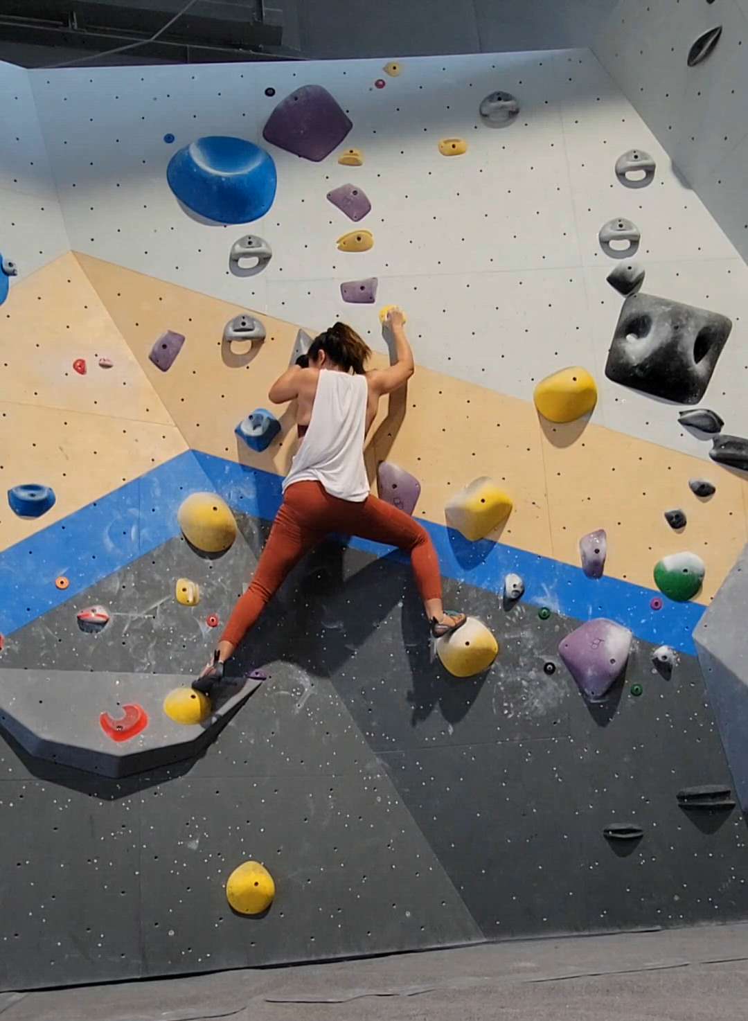 Yellow v3 - Movement Grapevine Bouldering - Watch Beta Videos