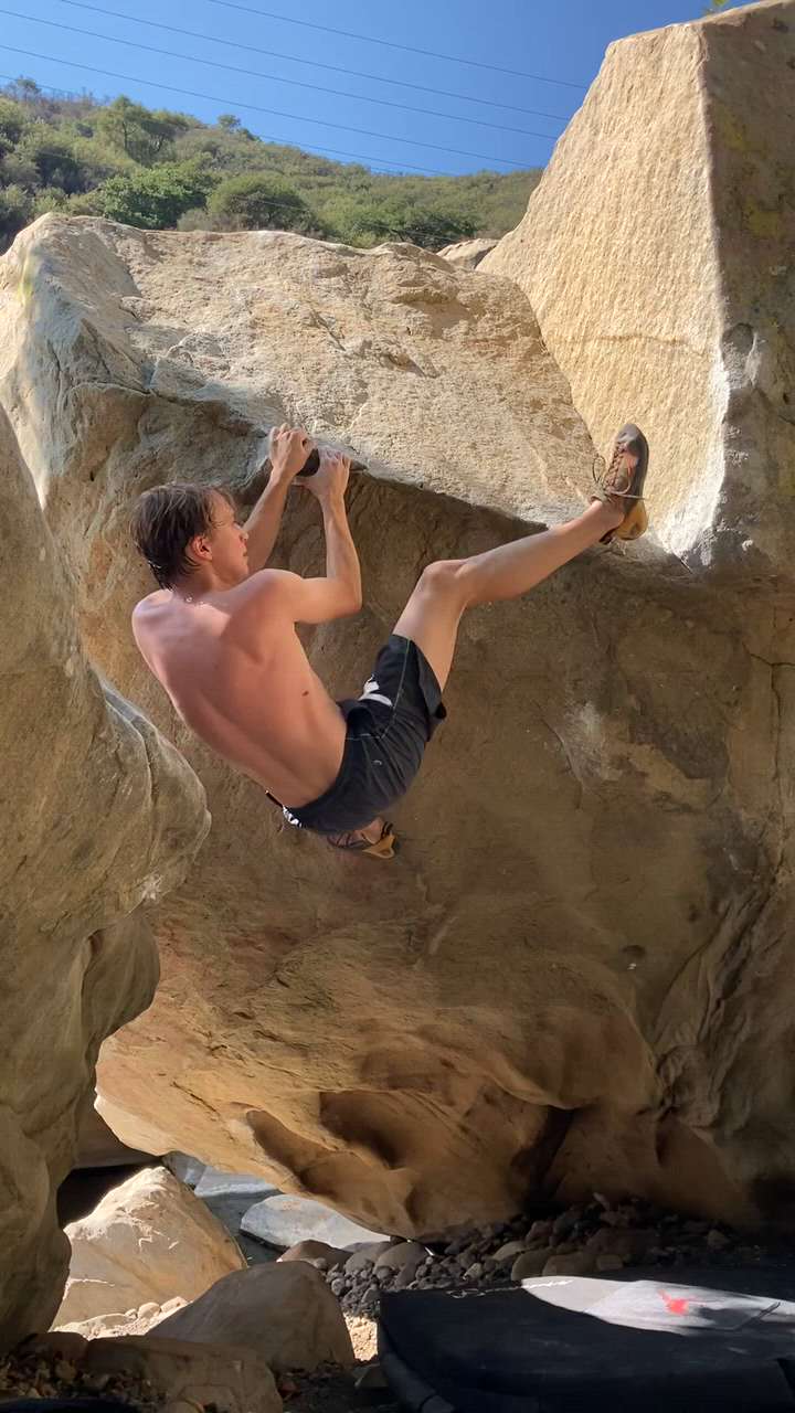 Leah v8 - Malibu Tunnels, Malibu Bouldering - Watch Beta Videos