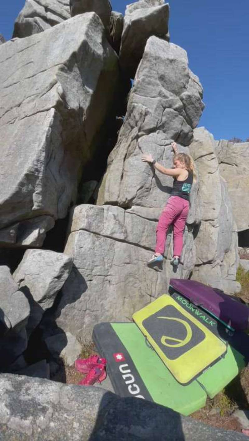 Hound Of The Far Side v2 - The Gully Boulders, Windy Clough Bouldering ...