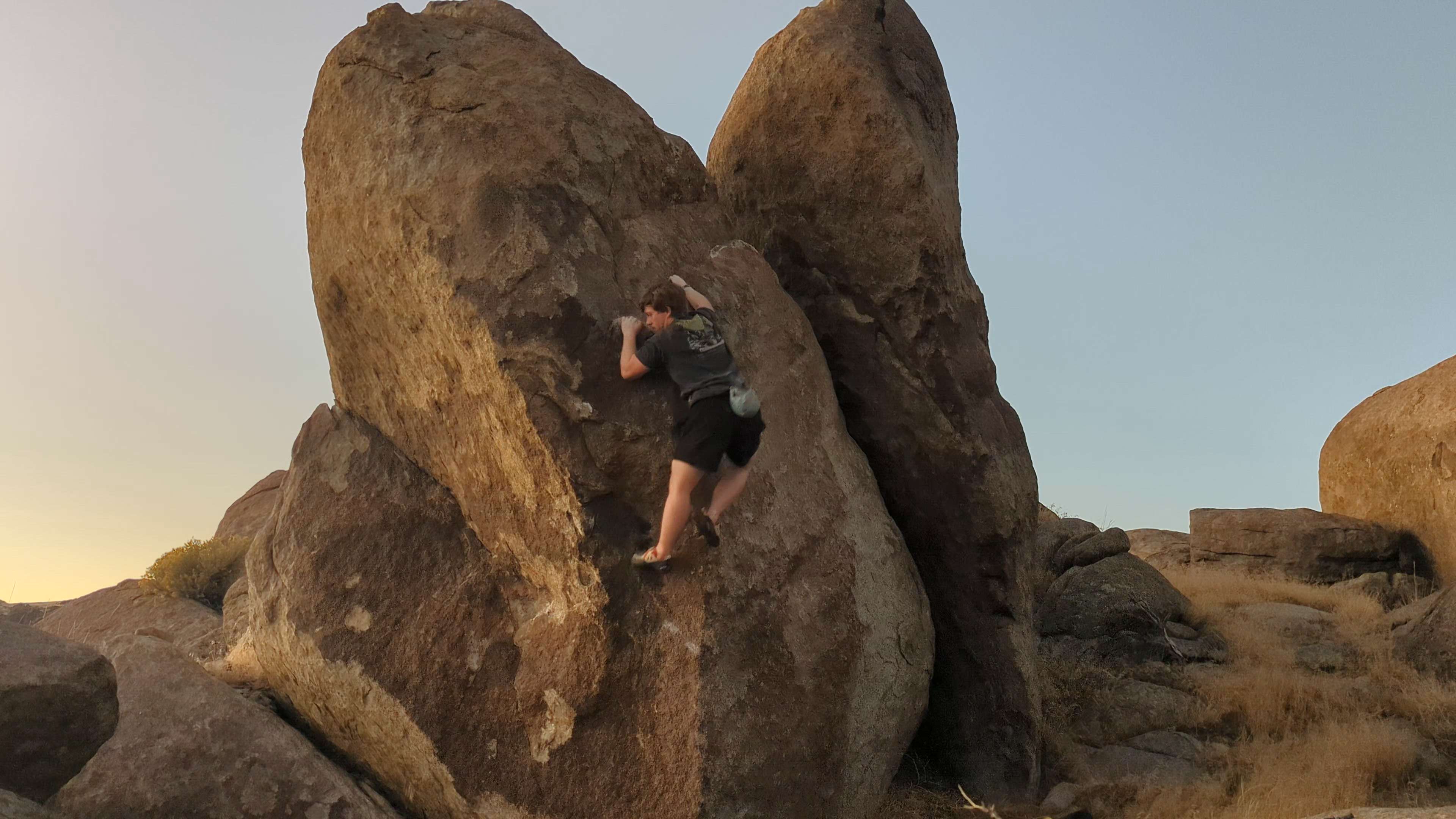 Miguel’s Finger Crack v3 - Windy Point, Reynolds Creek Bouldering - Watch Beta Videos