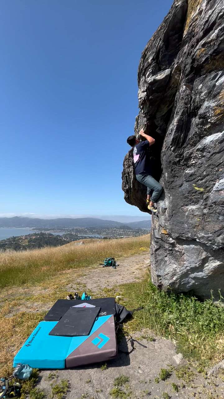 Unnamed Bulge vB - Split Rock, Ring Mountain Bouldering - Watch Beta Videos