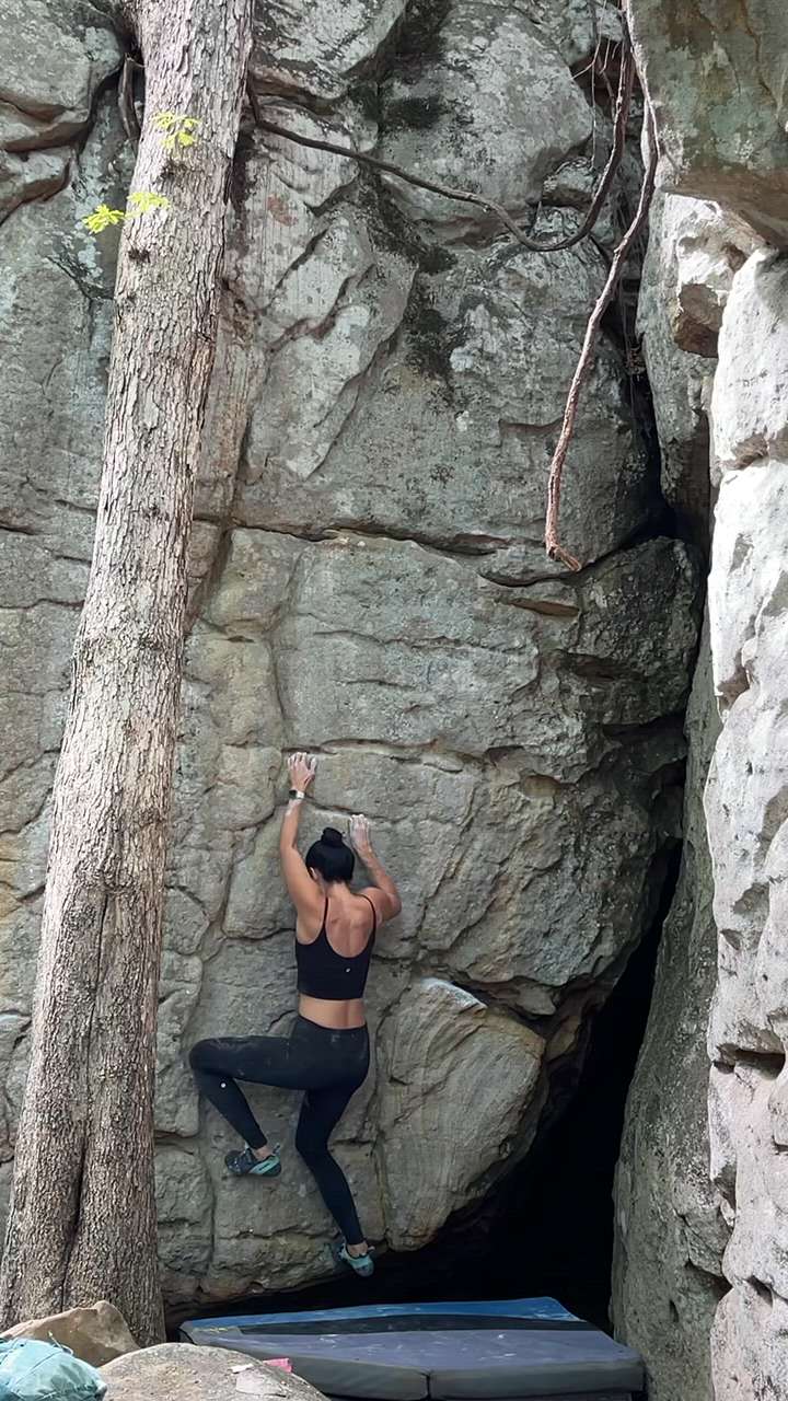 Cleopatra Unnamed 1 v4 - The Fairways, Stone Fort Bouldering - Watch ...