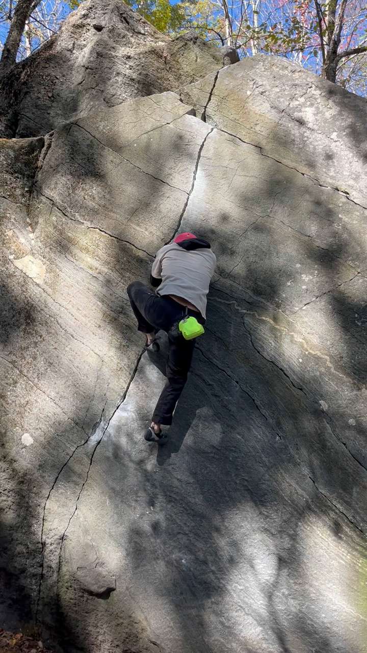 Zig Zag crack v1 - Black Jack Boulders, Rumney Bouldering - Watch Beta Videos