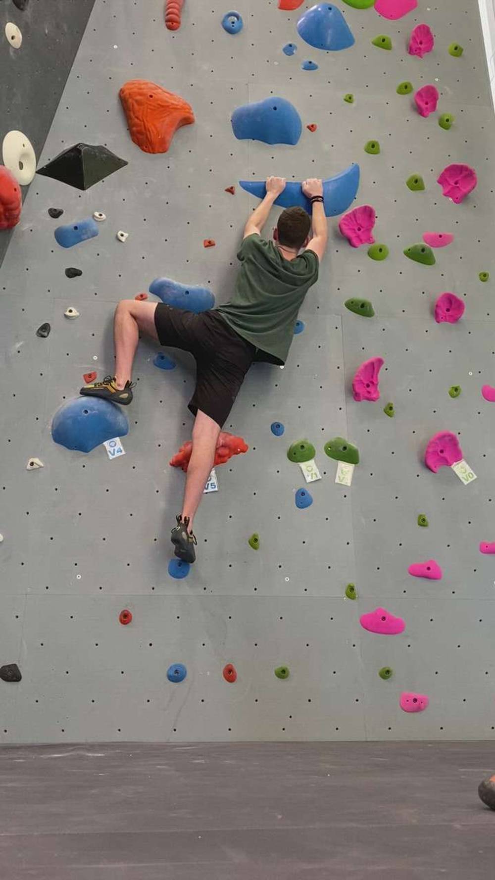 v4 - Gemstone Climbing Center Bouldering - Watch Beta Videos