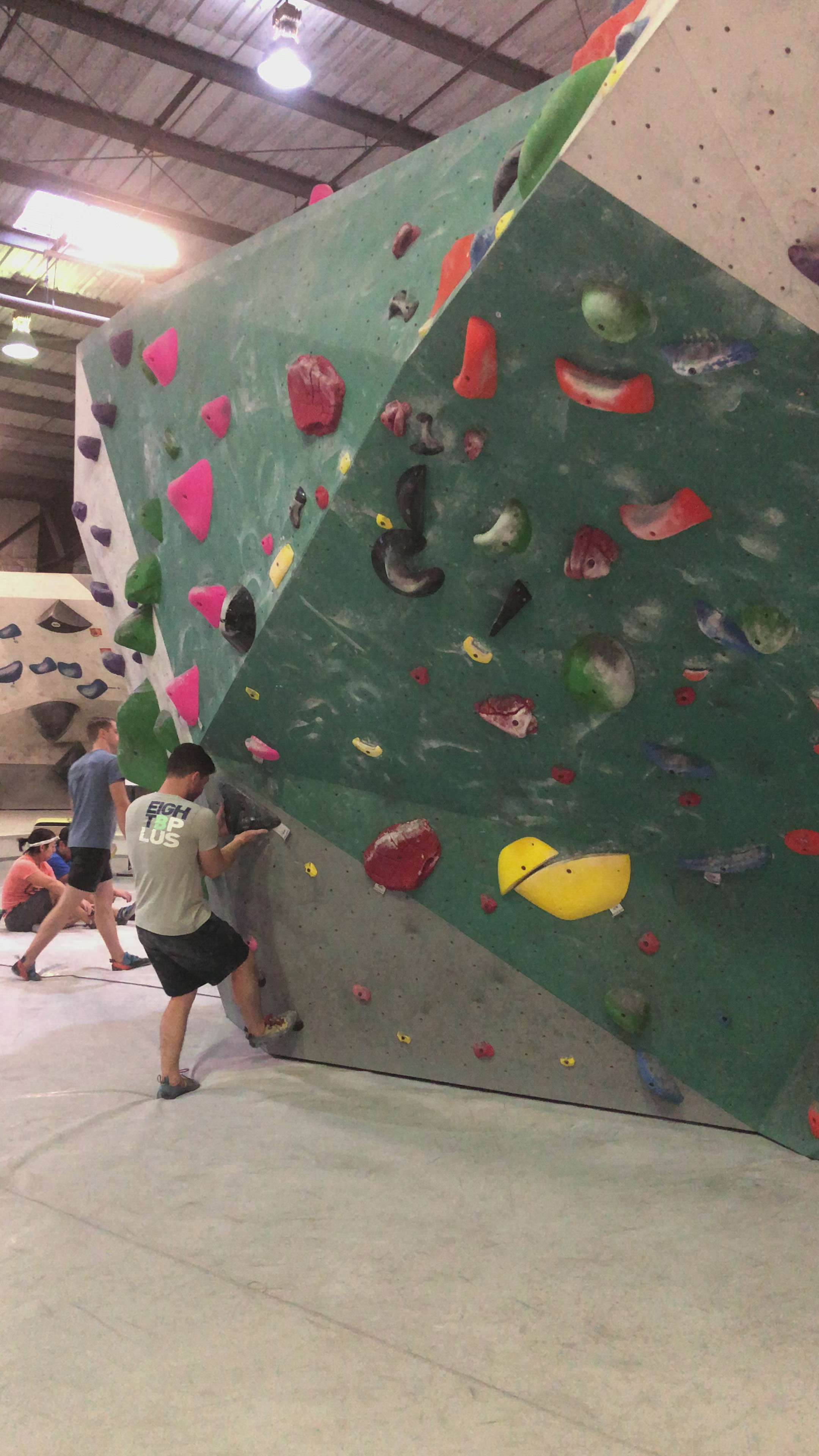 Black v5 - Momentum Silver Street Bouldering - Watch Beta Videos