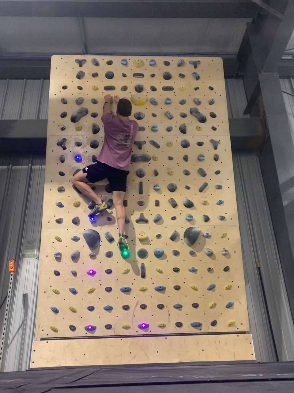 Cold pup warmup v0 - Grasshopper Board Bouldering - Watch Beta Videos