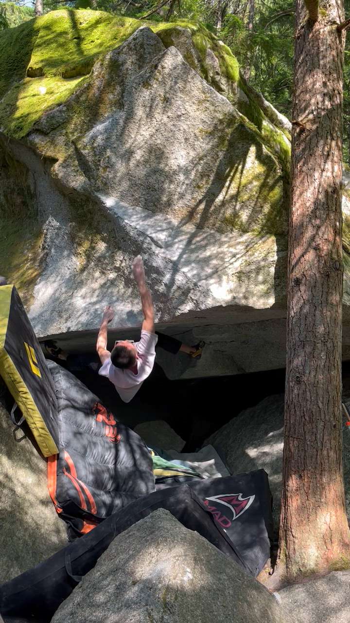 Algorithm v9 - Gonzales Creek, Squamish Bouldering - Watch Beta Videos