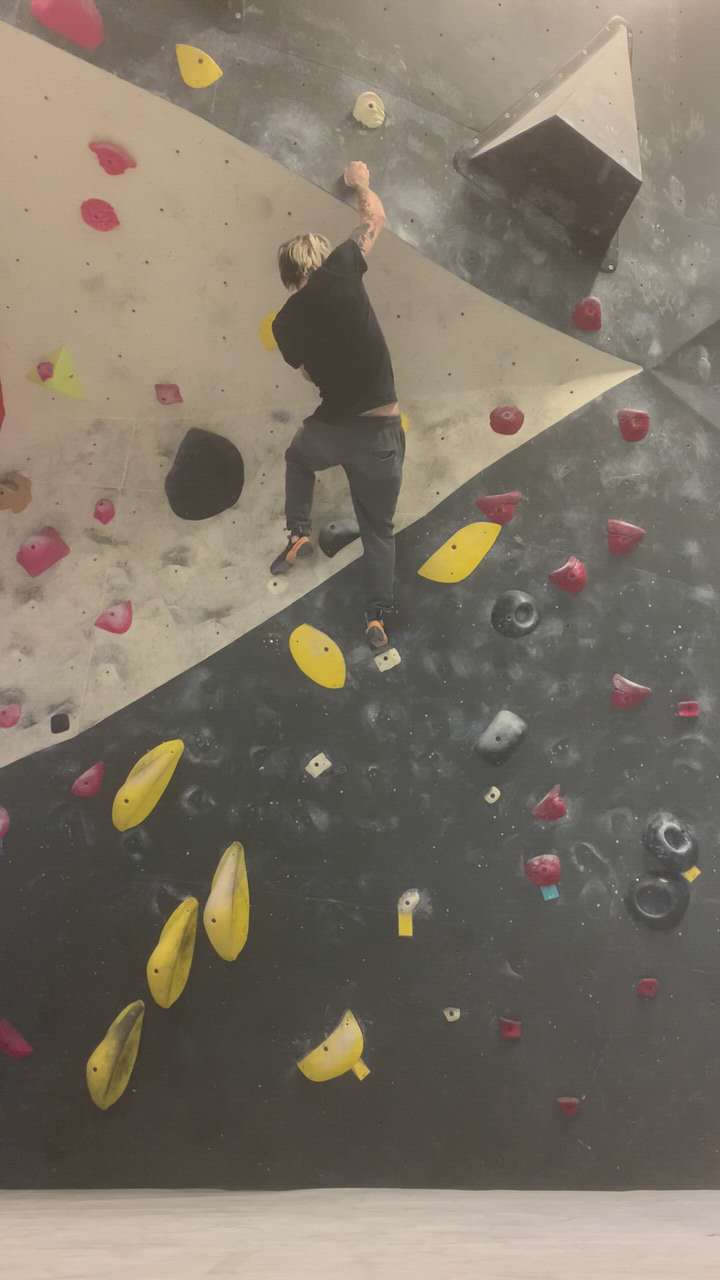 White v5 - Climb So iLL at the Power Plant Bouldering - Watch Beta Videos