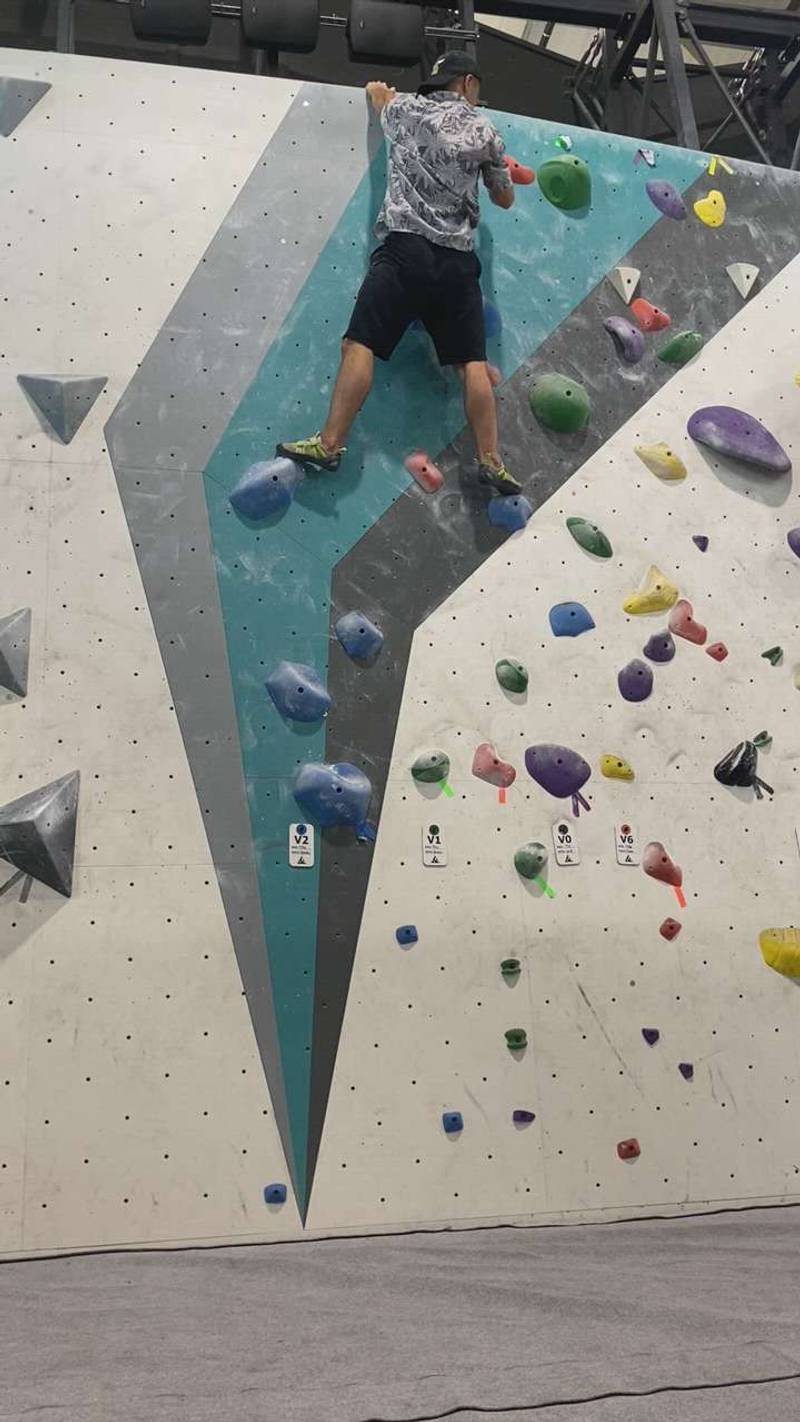 Blue v2 - Alpine Climbing Adventure Fitness Bouldering - Watch Beta Videos