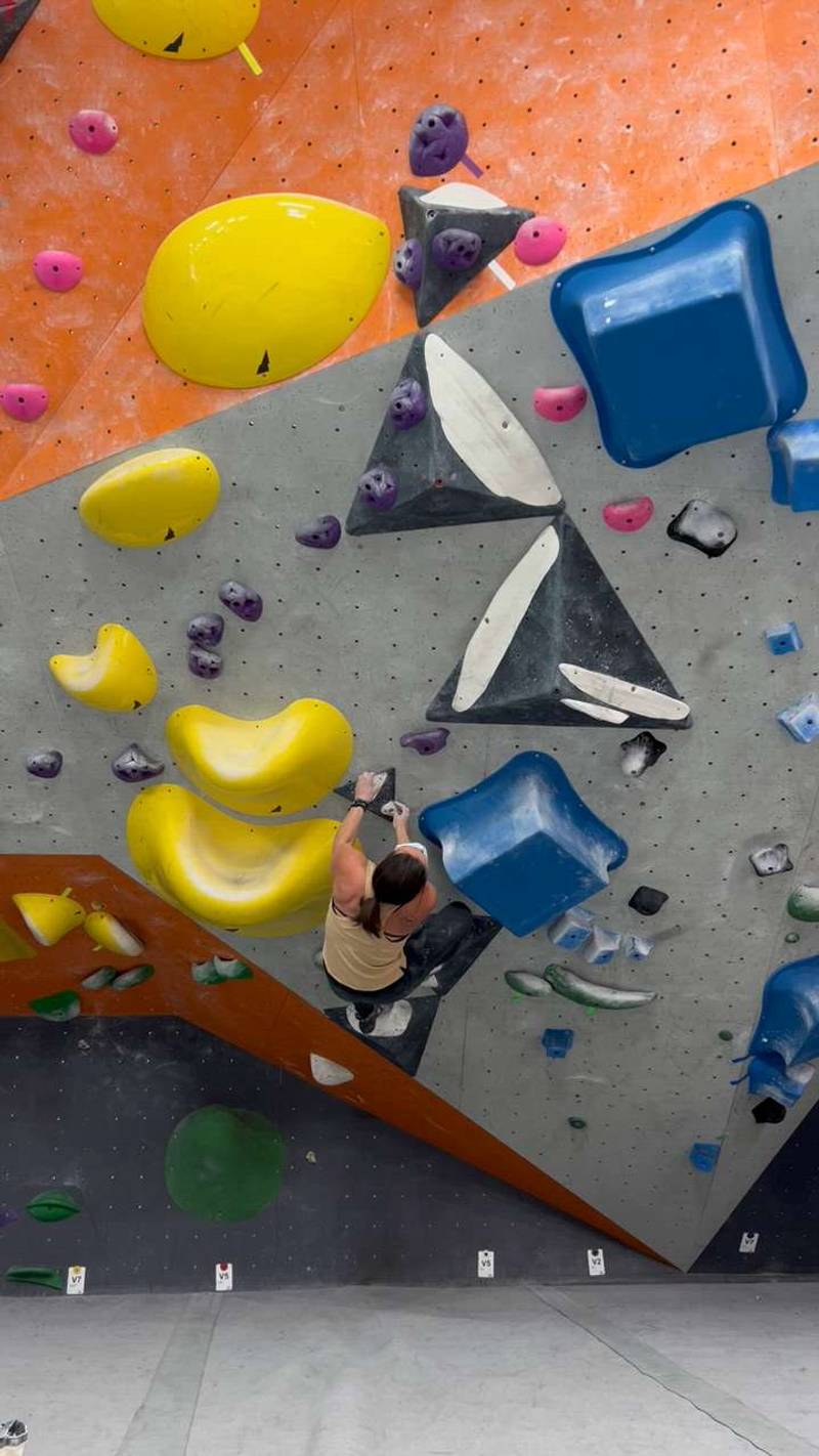 White v5 - Edgeworks Bellevue Bouldering - Watch Beta Videos