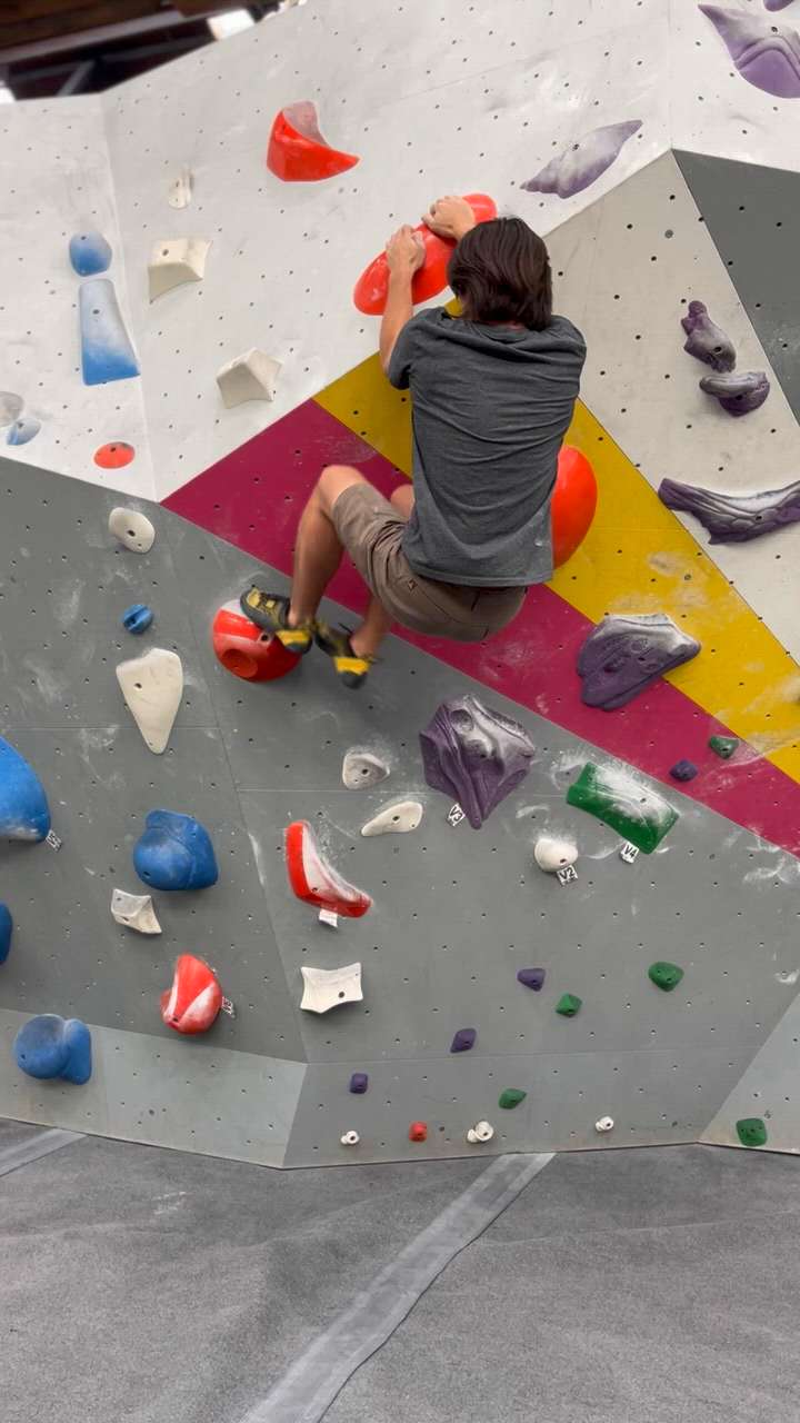 Red v8, Momentum Lehi - KAYA | The Climber's App
