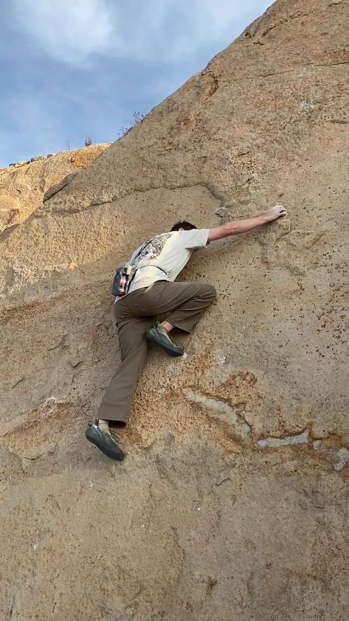 Overhung v1 - Ridgeline, Mount Rubidoux Bouldering - Watch Beta Videos