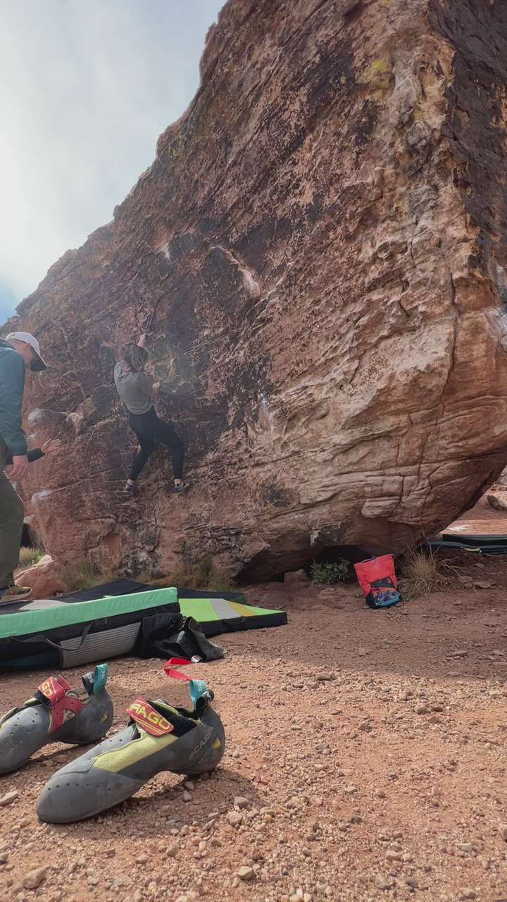 Drug Smuggler's Traverse v2, Moe's Valley - KAYA | The Climber's App