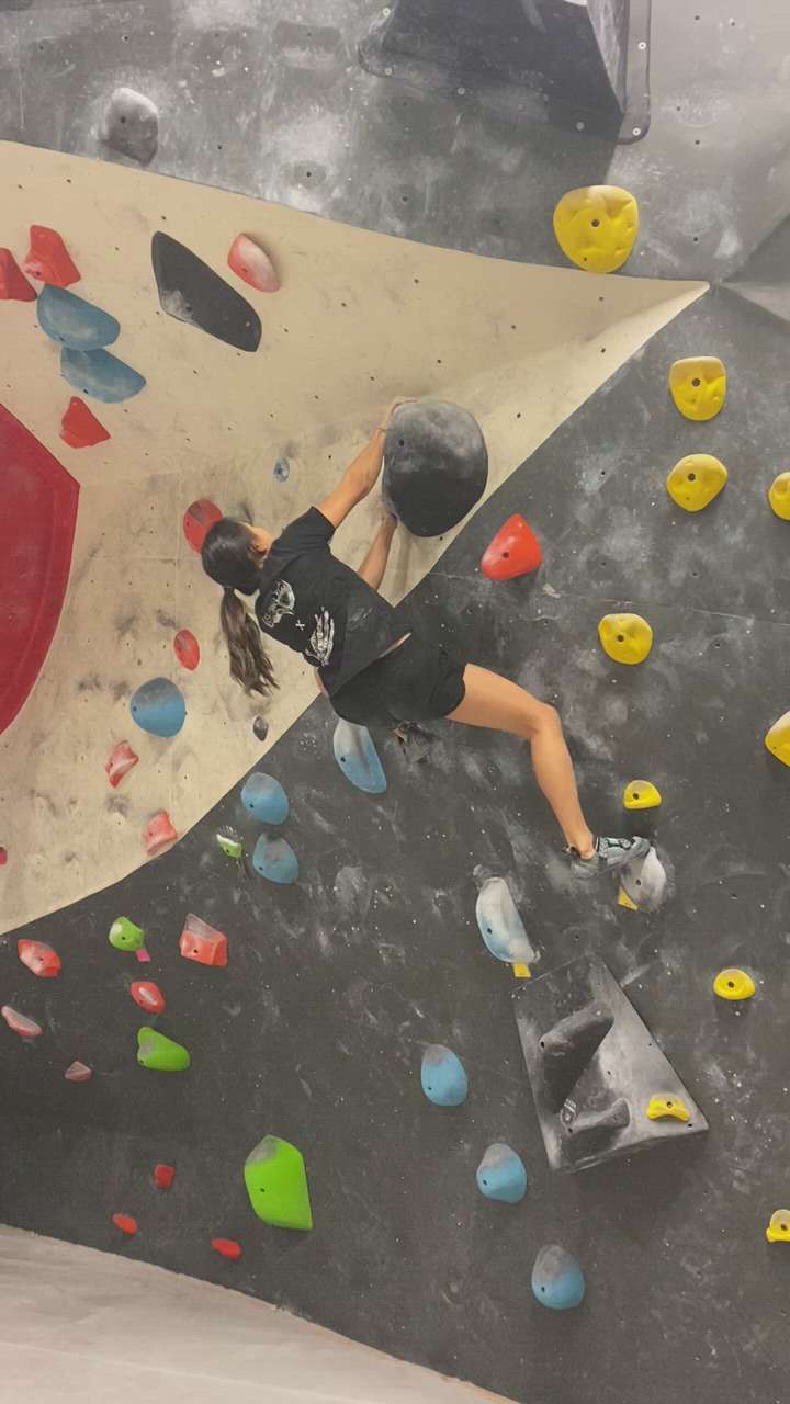 Black v5 - Climb So iLL at the Power Plant Bouldering - Watch Beta Videos