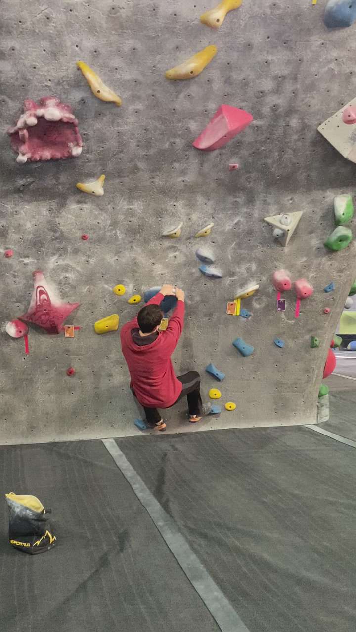 Blue v1 - High Point Riverside Bouldering - Watch Beta Videos